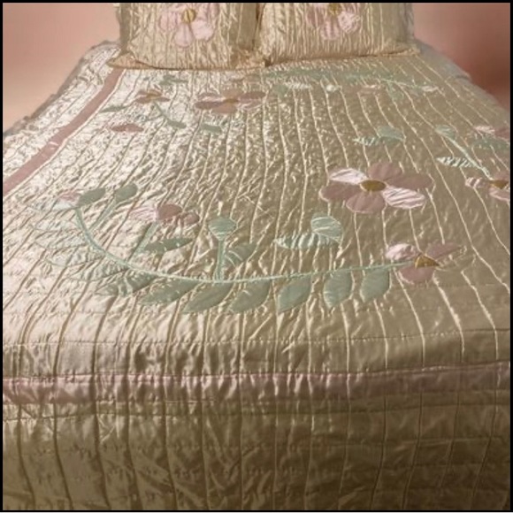 Vintage | Bedding | Vintage Shimmering Satin Bedspread Beautiful Shiny ...
